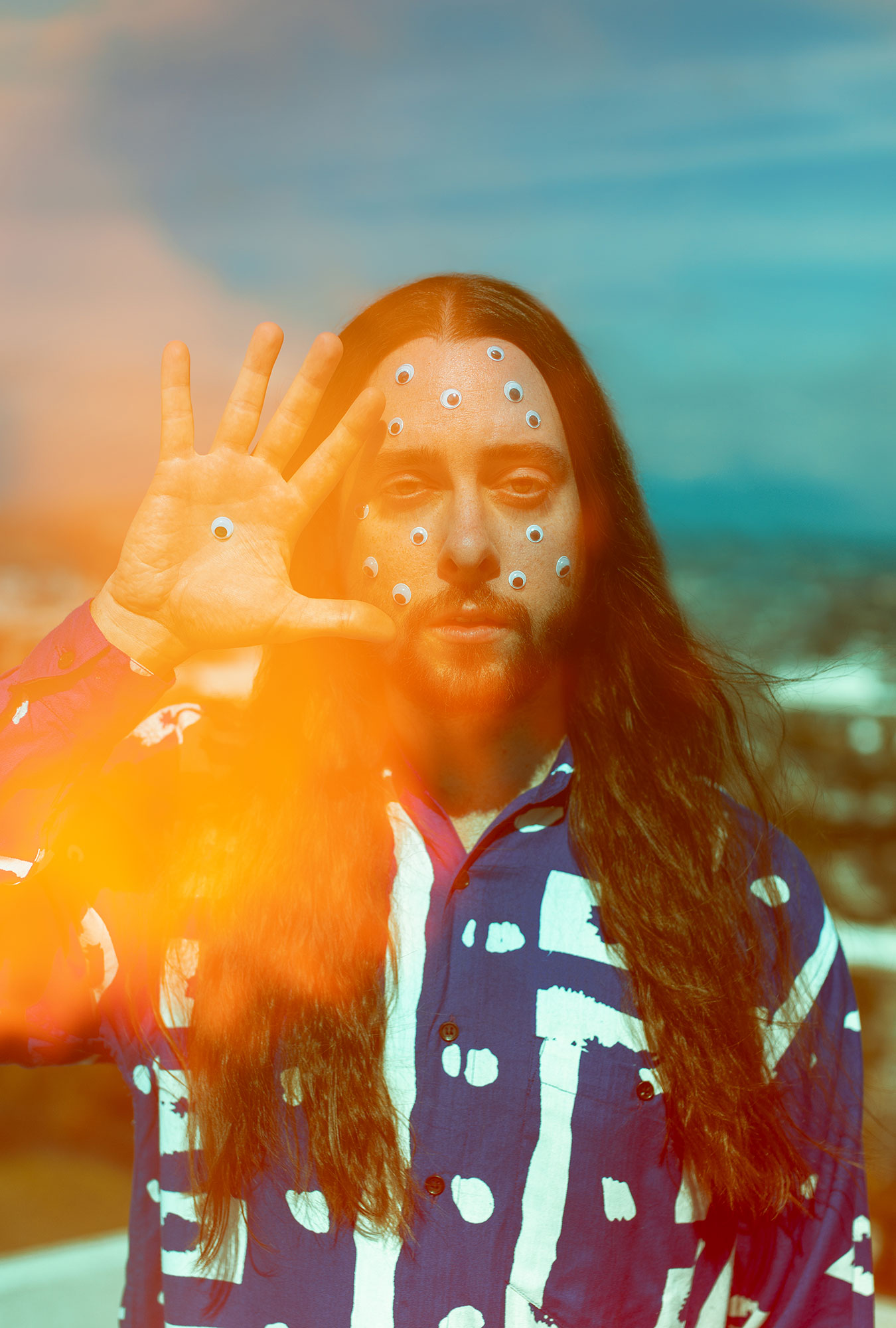 "MÖB": el álbum que fusiona el rock, el pop y la electrónica de ...