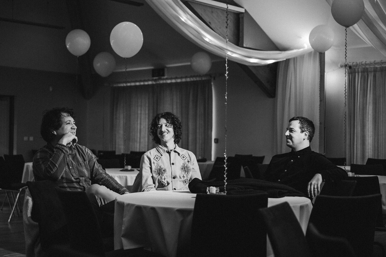 Descubre el Encanto de "Mynd â’r tŷ am dro": El nuevo álbum de Cowbois ...