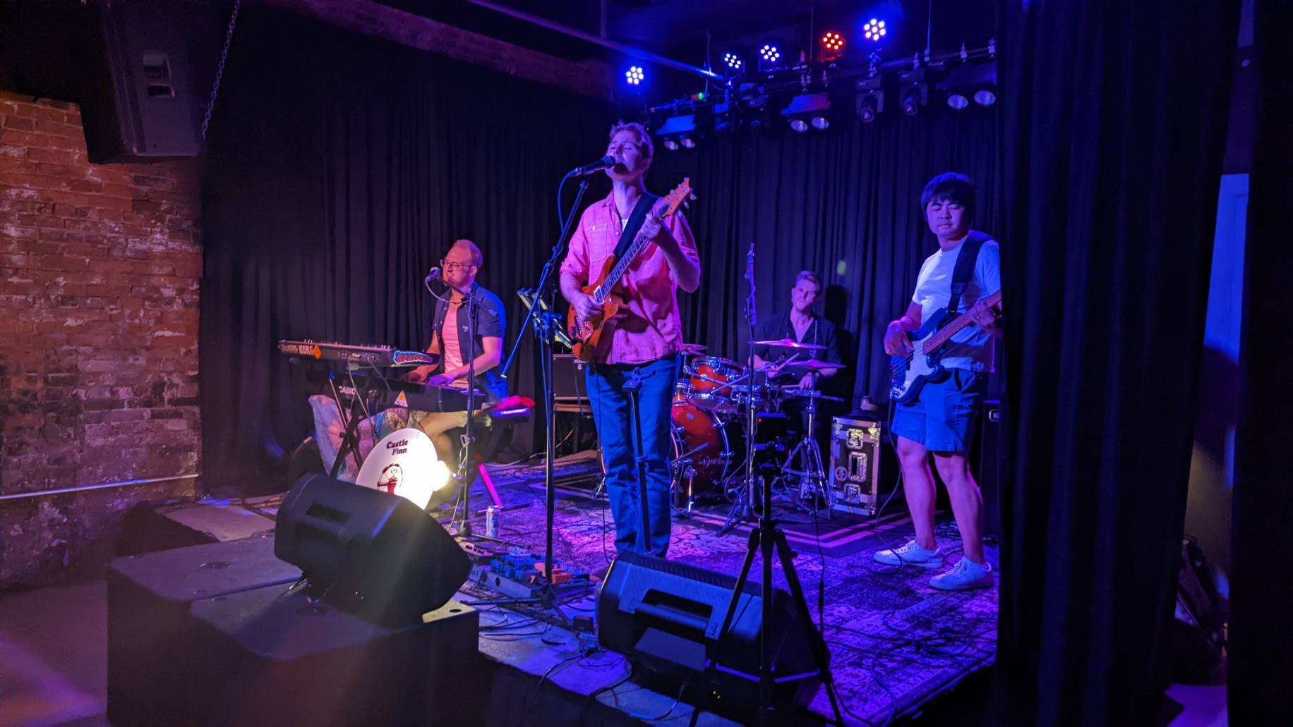 Explorando el Pasado y el Presente: Castle Finn y su EP "On The Vine ...