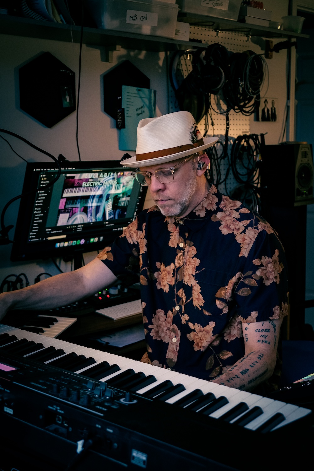 Mitchell Leonard redefine el indie electrónico con "session_operators ...