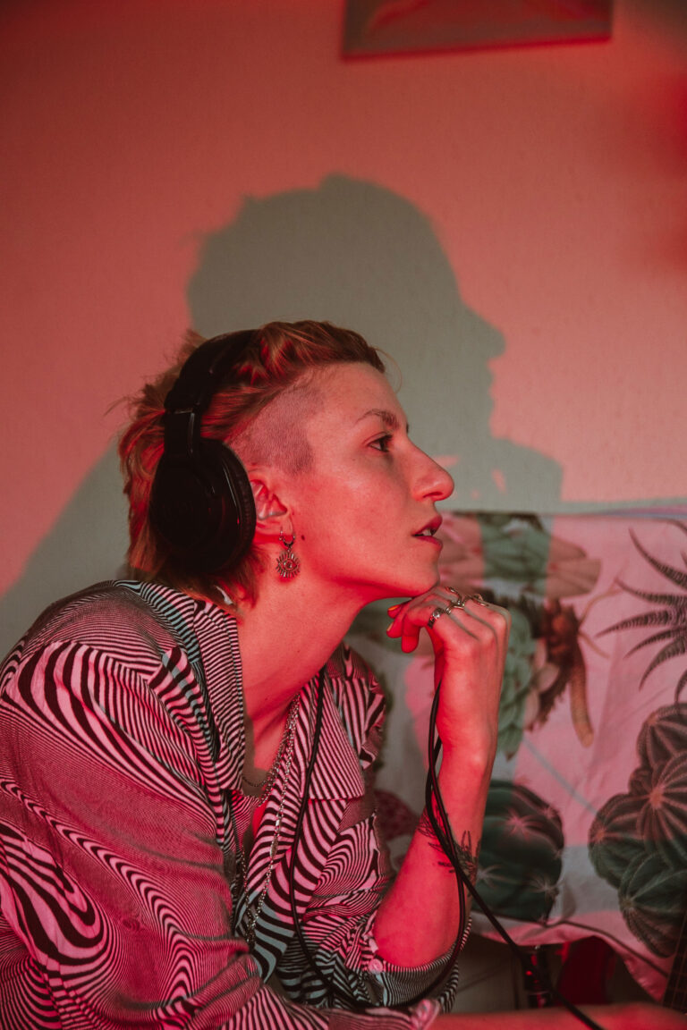 Luan Luan y Tiiva fusionan nostalgia y synthpop en "A SONG YOU WON’T FORGET" - La Caverna