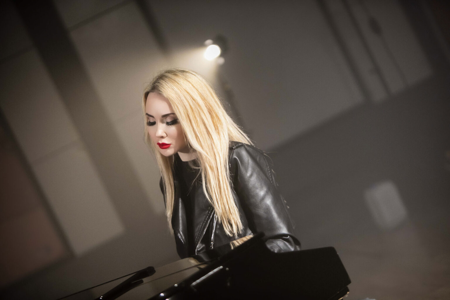 Koburg regresa con “Painted Stars”, una oda épica a la eternidad del ...