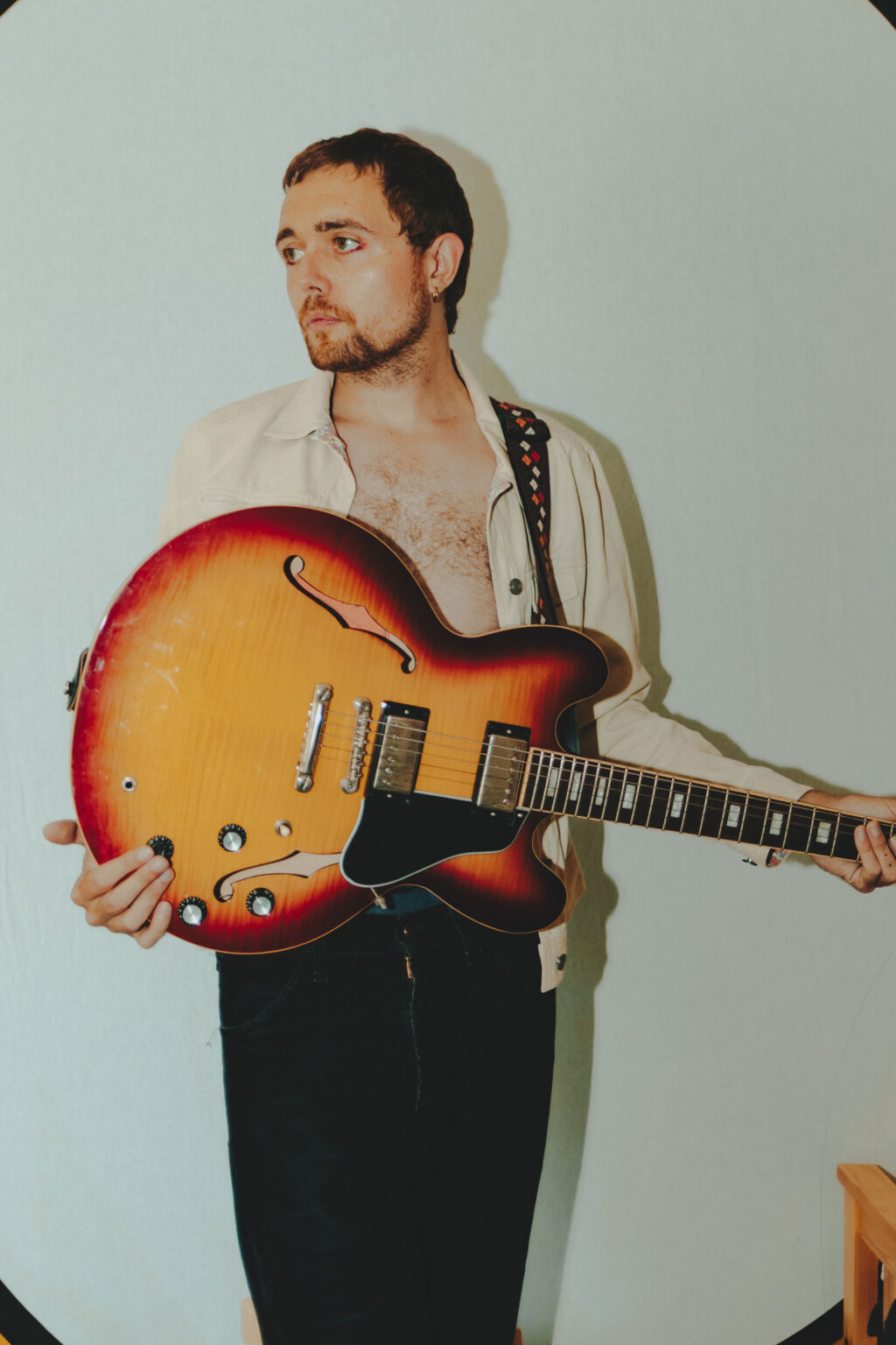 Cal Lynn y la nostalgia indie detrás de “Cotton Wool” - La Caverna