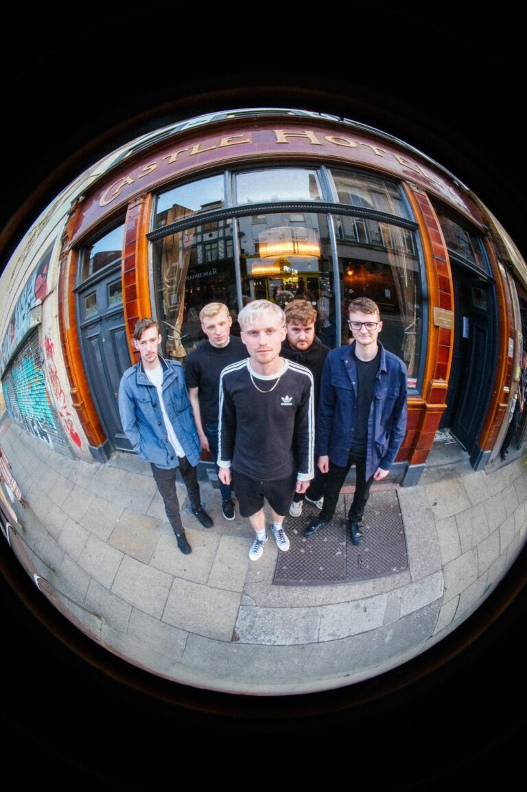 Mercy Kelly transforma amor y pérdida en himno indie - La Caverna