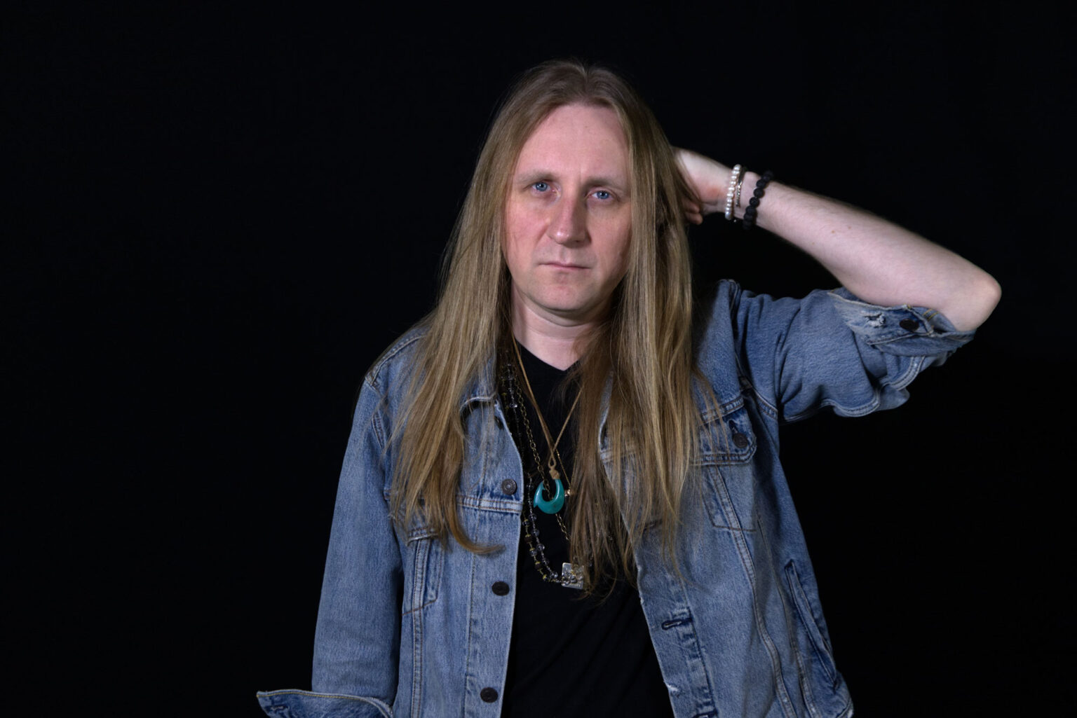 Jasio mezcla rock y electrónica en un álbum revelador - La Caverna